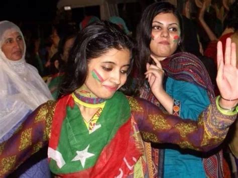 Pti Girls Dance In Islamabad Dharna Paki Mag