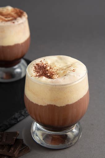 바닐라 아이스크림과 에스프레소를 사용 하 여 커피 Affogato 커피 음료와 아이스크림을 제공 하는 유리 복사 공간 바닐라