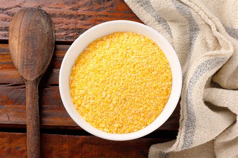 폴렌타에 사용되는 생 옥수수 가루 소박한 나무 테이블 위의 세라믹 그릇에 건강한 생활방식에 대한 스톡 사진 및 기타 이미지 건강한 생활방식 건강한 식생활 건조한