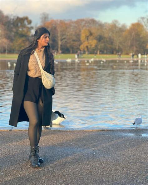 லண்டனில் விடுமுறையை கொண்டாடி வரும் விஜய் டிவி சீரியல் நடிகை கேபிரியல்