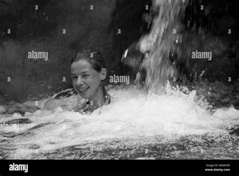 Person unter wasserfall Fotos und Bildmaterial in hoher Auflösung Alamy