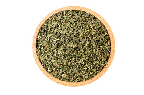 말린 쐐기풀 허브 또는 흰색 배경에 고립 된 나무 그릇에 라틴어 Utricae Folium 약용 치유 허브 약초 대체 의학 0