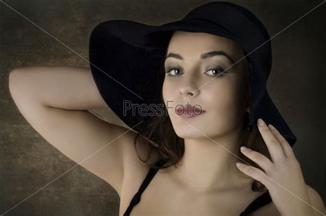Фотография на тему Красивая девушка в шляпе Pressfoto
