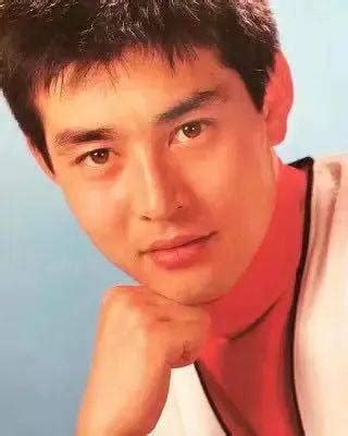 日本老戏骨渡哲也因肺炎去世曾与吉永小百合从戏里爱到戏外 石原