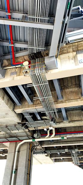 철근 콘크리트 구조물 아래의 도관 전기 및 통신 케이블 시스템 백업 시스템 안전 시스템 배수관의 설계 및 설치 0명에 대한 스톡 사진 및 기타 이미지 Istock