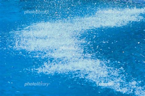 青いプールの水しぶき 写真素材 399133 フォトライブラリー Photolibrary