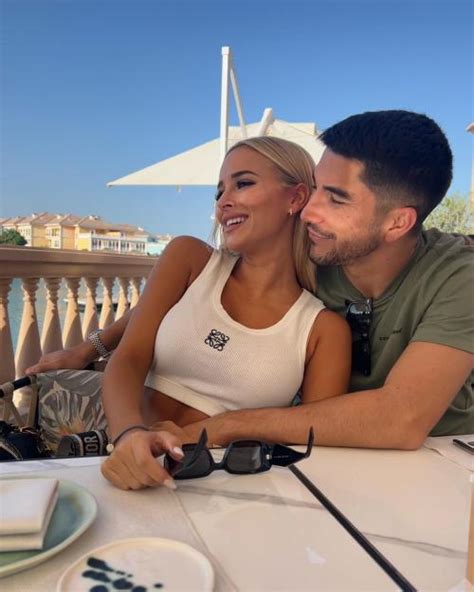 5 Potret Seksi Marta Marchena Wags Spanyol Kekasih Carlos Soler