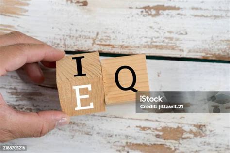 사업가 손 Iq에서 Eq로 나무 큐브 블록을 변경하고 지능 지수 간의 균형을 맞춥니다 감정에 대한 스톡 사진 및 기타 이미지 감정 개념 개발 Istock