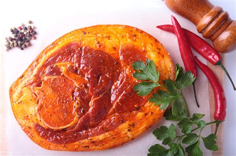 향신료와 함께 원시 돼지고기 햄 파 슬 리 잎 고추 및 향미료 분쇄기 바베 큐 굽고 흰색 배경에 고립에 대 한 준비 0명에 대한 스톡 사진 및 기타 이미지 Istock