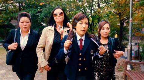 高中女儿被同学霸凌妈妈穿上校服叫来姐妹去公园亲自报仇 影视 青春片 好看视频
