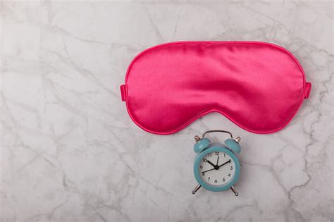 대리석 배경에 잠자는 아이 마스크와 알람 시계 최소한의 휴식 개념 수면의 질 좋은 밤 불면증 휴식 달콤한 꿈 복사 공간 플랫 레이 평면도 모형 개념에 대한 스톡 사진 및