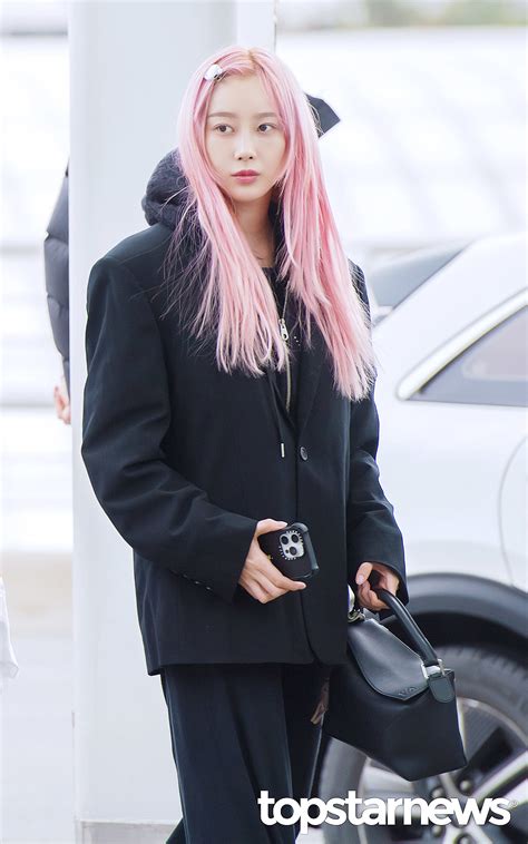 에스파 지젤 ‘올 블랙에 헤어만 핑크 애리 인천공항 출국 [hd포토]