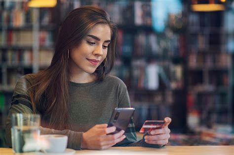 카페에서 온라인 쇼핑을 위한 스마트폰과 신용카드를 사용하는 여성 20 24세에 대한 스톡 사진 및 기타 이미지 20 24세 Brand Name Smart Phone