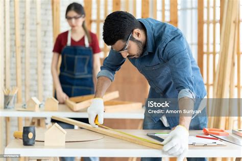 목재 작업장에서 목재를 측정하기 위해 줄자를 사용하여 작업하는 목수 남성 목수 노동자는 목공 공장에서 일합니다 25 29세에 대한 스톡 사진 및 기타 이미지 Istock