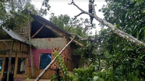 Hujan Disertai Angin Kencang Di Lebak Belasan Bangunan Rusak Hingga
