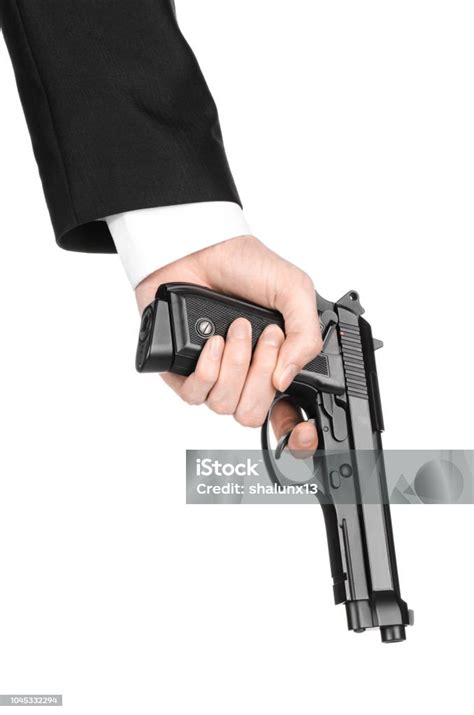 총기 및 보안 주제 스튜디오에서 고립 된 흰색 배경에 총을 들고 검은 양복에 남자 겨냥에 대한 스톡 사진 및 기타 이미지