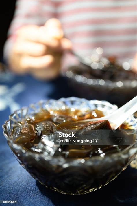 잔디 젤리 또는 허브 젤리 시럽과 얼음을 곁들인 식물로 만든 동남아시아의 디저트 건강한 식생활에 대한 스톡 사진 및 기타 이미지