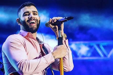 Sertanejo Gusttavo Lima Se Emociona Ao Abraçar Fã Assista Área Vip