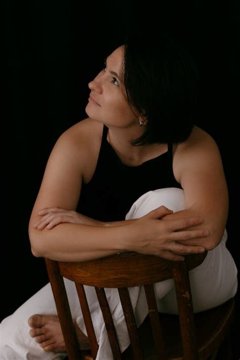 맨발 모델 수직 쐈어 스튜디오 촬영 십 대 소녀 앉아 있는 의자 패션 사진 포즈를 취하는 헐렁한 청바지 흰