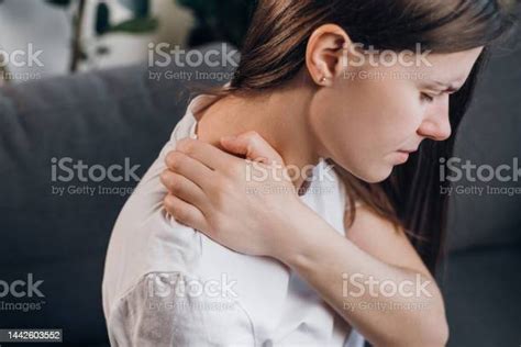 피곤한 불행한 젊은 백인 여성의 클로즈업 마사지 문지르는 뻣뻣한 아픈 어깨 긴장된 근육 피로 상처 입은 관절 허리 통증 집에서