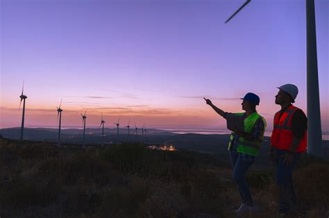 일몰에 풍력 터빈 농장에서 일하는 젊은 유지 보수 엔지니어 팀 산업에 대한 스톡 사진 및 기타 이미지 산업 실루엣 20 29세 Istock