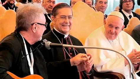 León Gieco cantó Solo le pido a Dios en el Vaticano y emocionó al