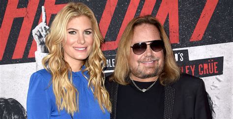 Pilot Killed In Vince Neil Plane Crash Saved Singers Girlfriend