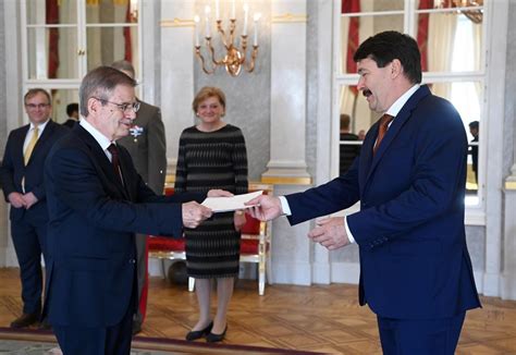 Embajador De Cuba Presenta Cartas Credenciales Al Presidente De La