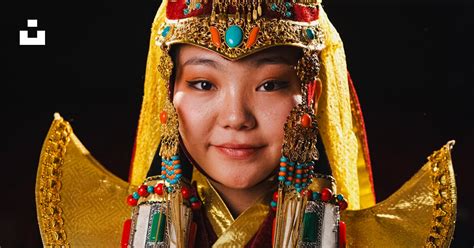 화려한 몽골 전통 의상을 입은 여성 사진 Unsplash의 무료 초상 이미지