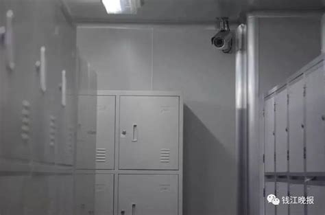 女子更衣室里刚脱下连衣裙尴尬一幕发生 网友吵翻更衣室女士游泳馆新浪新闻