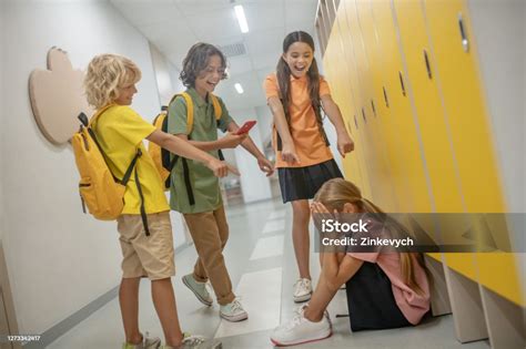 바닥에 앉아 왕따로 고통받는 공정한 머리 소녀 교육에 대한 스톡 사진 및 기타 이미지 교육 집단 따돌림 학교 건물