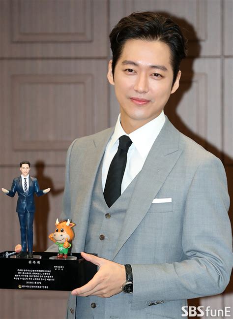 E포토 남궁민 한우 홍보대사 위촉패 들고
