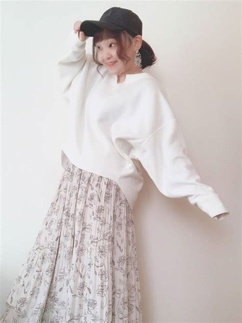 白スウェットのレディースコーデおすすめ30選♪春秋冬の大人の着こなし 4meee