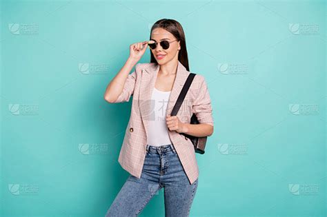 她的肖像，她漂亮的，有吸引力的，可爱的，时尚的，愉快的，梦幻的内容直发女士摆姿势，触摸眼镜孤立在明亮