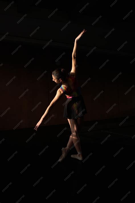 Calentamiento Y Ensayo De Una Bailarina De Ballet Profesional Foto