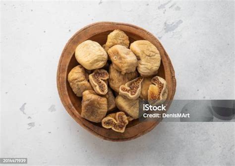 밝은 배경에 말린 달콤한 흰색 무화과의 나무 그릇입니다 평면도 0명에 대한 스톡 사진 및 기타 이미지 0명 갈색 건강한 식생활 Istock