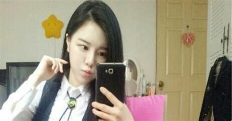 고두림 단추 잠그기 힘들었던 교복 셀카