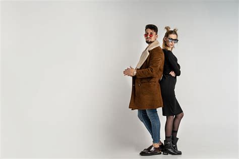 코트에 수염된 남자와 긴 금발 머리와 검은 드레스에 예쁜 여자의 젊은 커플 우아에 대한 스톡 사진 및 기타 이미지 우아 2