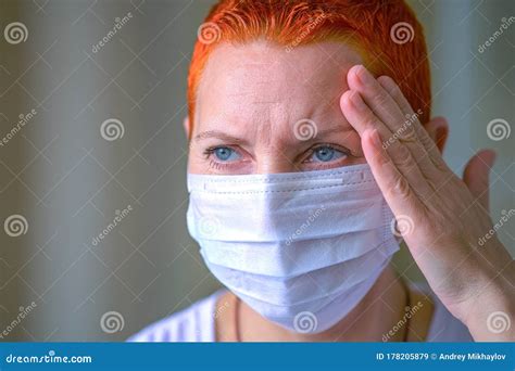 Meisje Met Een Medisch Masker Op Haar Gezicht Symptomen Van De Ziekte