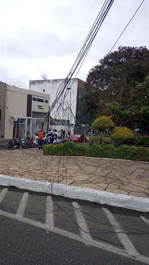 URGENTE Caminhão Bitrem derruba poste energizado em cima de motos e
