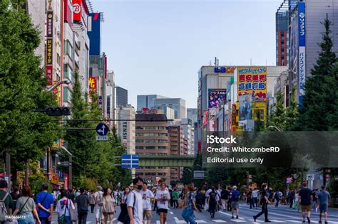쇼핑객과 관광객은 전자 제품 매장으로 유명한 도쿄의 다채로운 아키하바라 지역으로 붐빕니다 Animejapan에 대한 스톡 사진