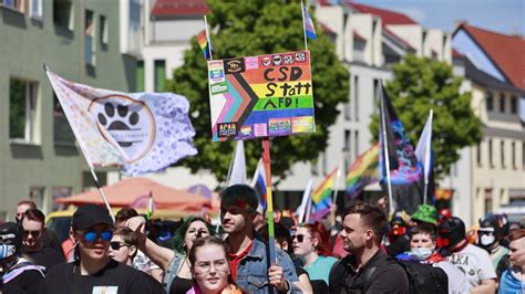 Schönebeck Hunderte feiern Christopher Street Day in Sachsen Anhalt