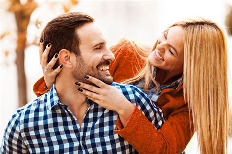 幸福夫妻图片 户外的年轻的幸福夫妻素材 高清图片 摄影照片 寻图免费打包下载