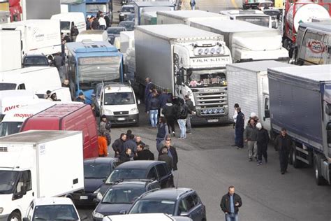 Il Blocco Dei Tir Al Casello Napoli Nord Corrieredelmezzogiorno