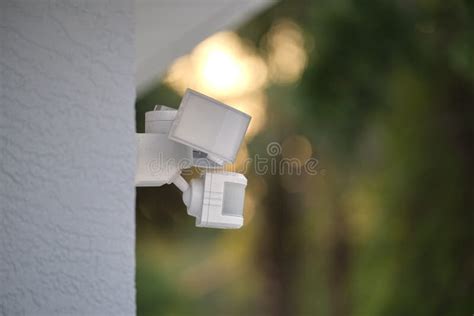 Sensor De Movimiento Con Detector De Luz Montado En La Pared Exterior