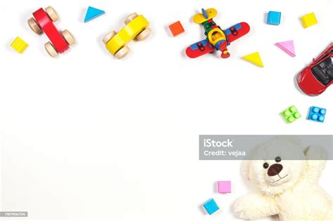 장난감 자동차 테디 베어 화려한 비행기 흰색 배경에 나무 벽돌과 아기 아이 장난감 프레임 상단 보기 플랫 레이 비행기에 대한 스톡 사진 및 기타 이미지 Istock