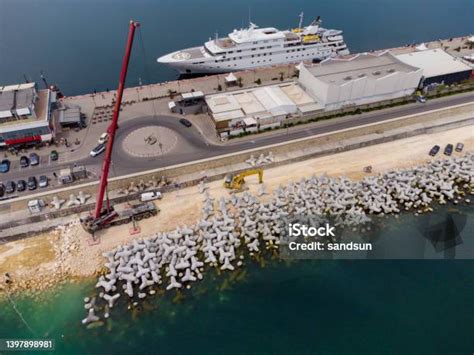 방파제 건설의 조감도 불도저와 크레인은 바다의 바위 더미에 있습니다 상업 부두에 대한 스톡 사진 및 기타 이미지 상업 부두 콘크리트 건설 산업 Istock