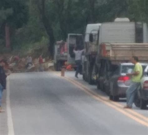 Caminhão verduras tomba próximo da curva da morte e motorista