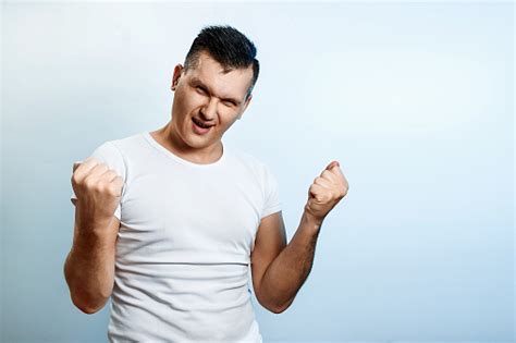 밝은 배경에 남자의 락 앤 롤 그의 손으로 제스처를 보여 줍니다 신체 언어의 개념 감정에 대한 스톡 사진 및 기타 이미지 감정 검은색 금속 Istock