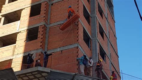 Accidente laboral un obrero resultó herido al caer de un edificio en construcción